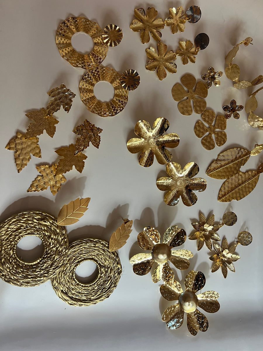 L aretes en bronce laminado con baño en oro 18 kilates – It Girl PR